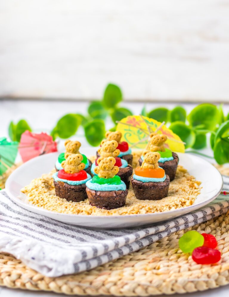 These Easy Beach Brownie Cups will Make a Splash