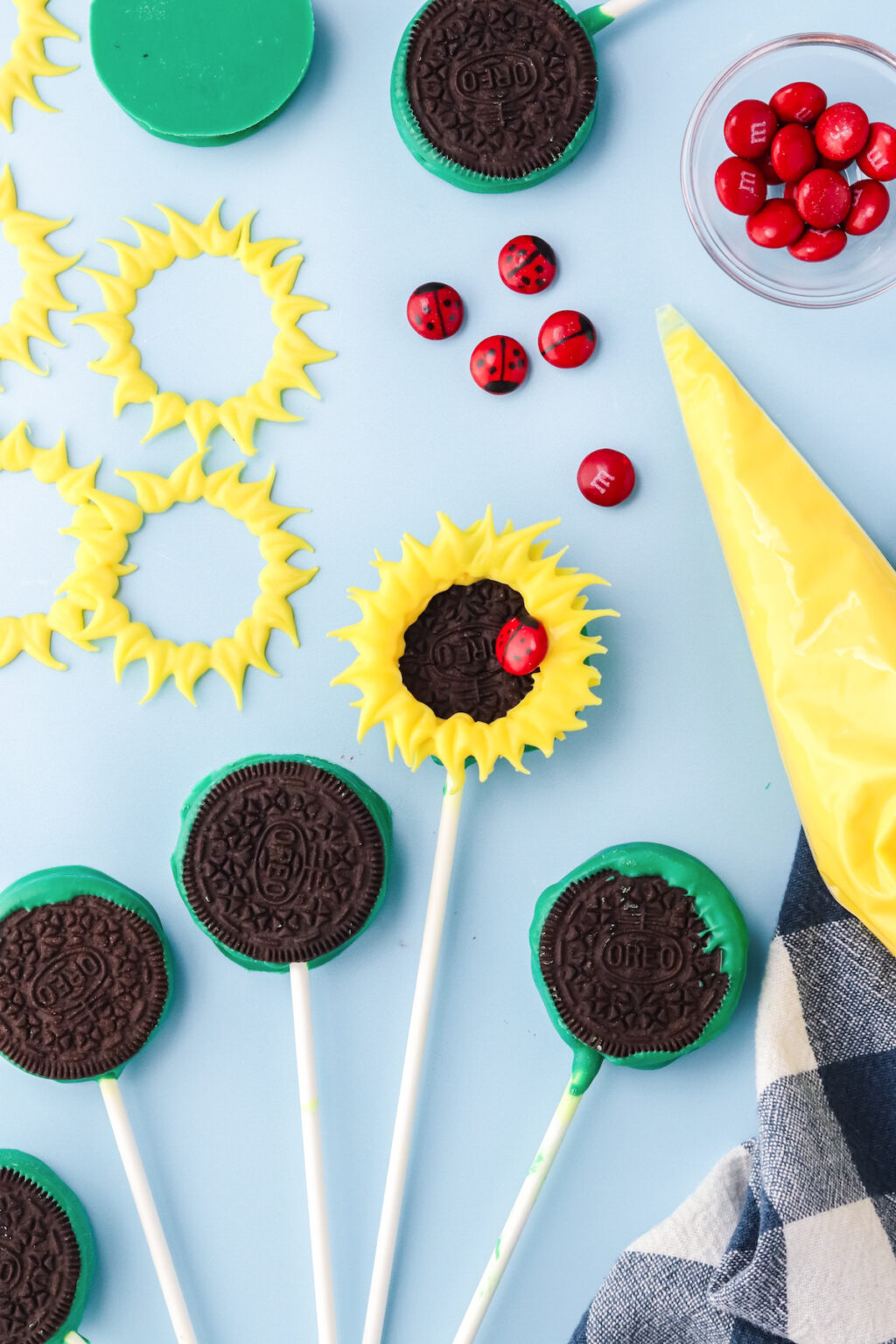 These Sunflower Cookies with Candy Ladybugs Will Make You Smile | Cutefetti