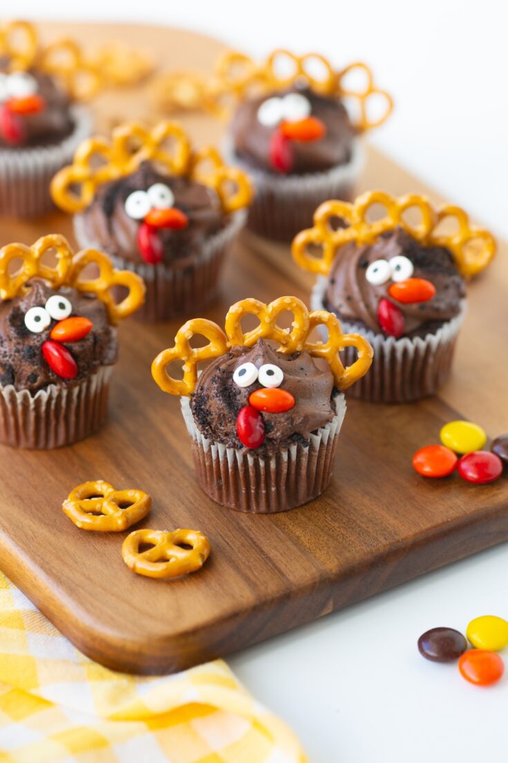 Mini Thanksgiving Cupcakes that Kinda Look like Turkeys
