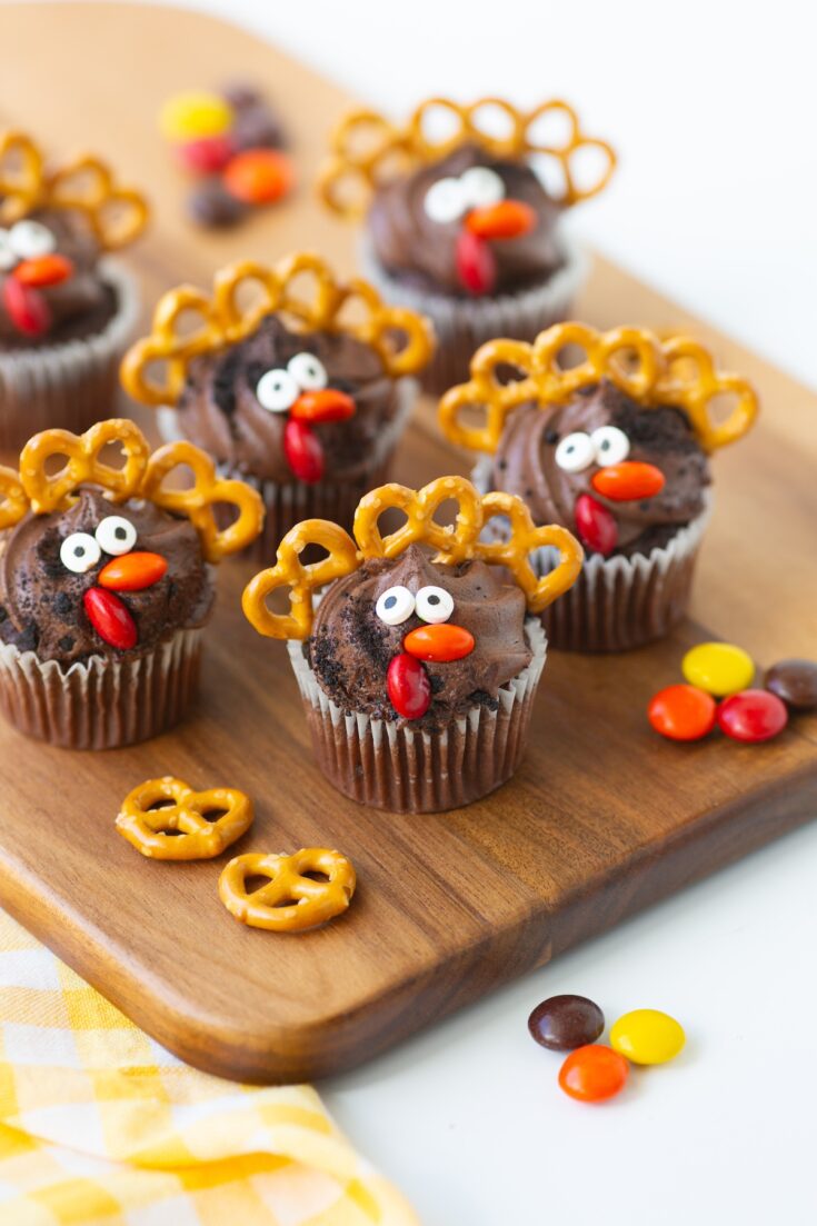 Mini Thanksgiving Cupcakes that Kinda Look like Turkeys